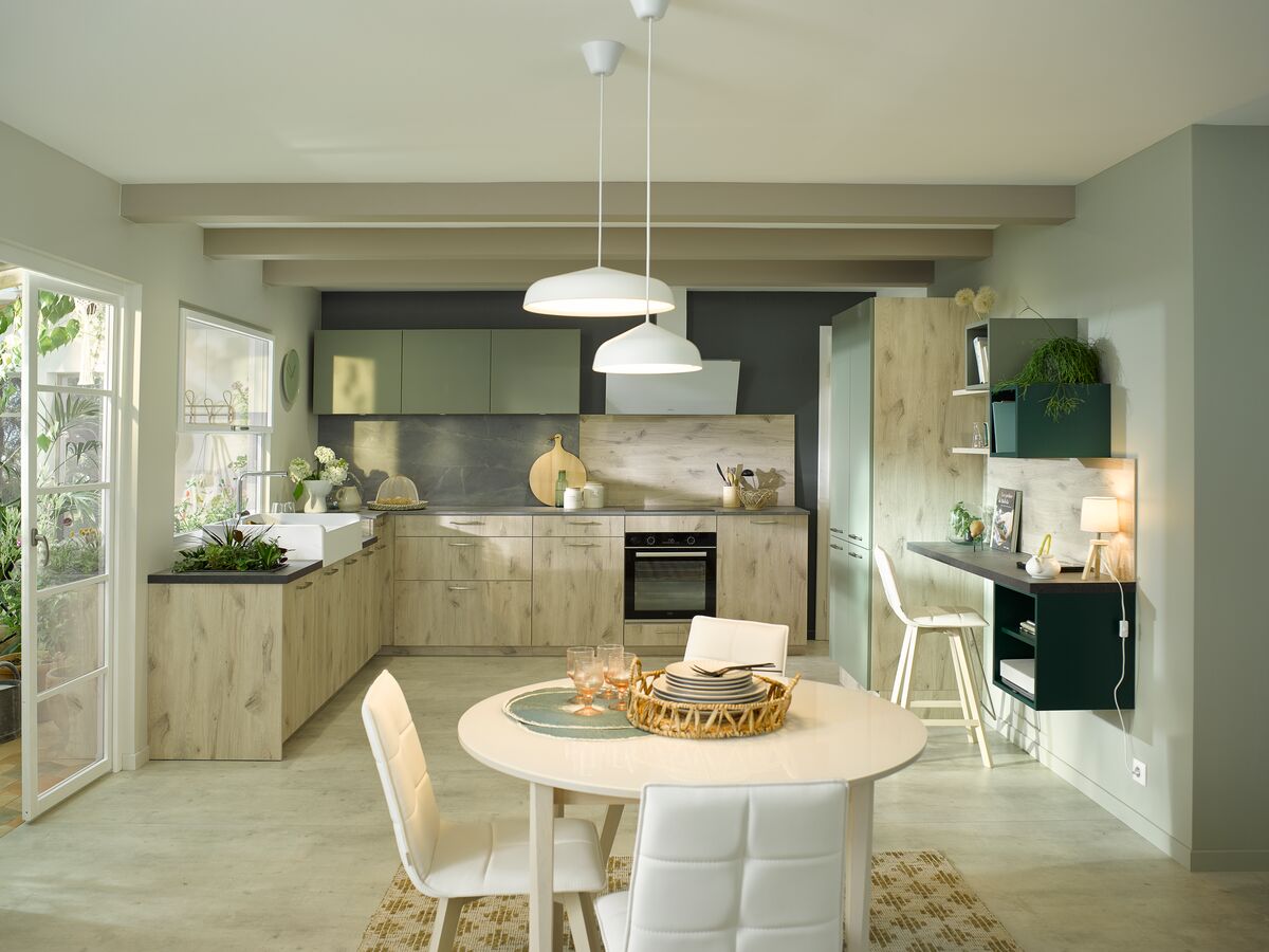 Cuisine avec garde-manger verte et bois | Cuisinella