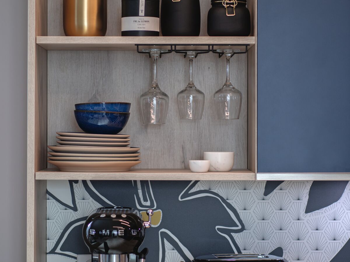 Petite cuisine ouverte bleue et blanche | Cuisinella