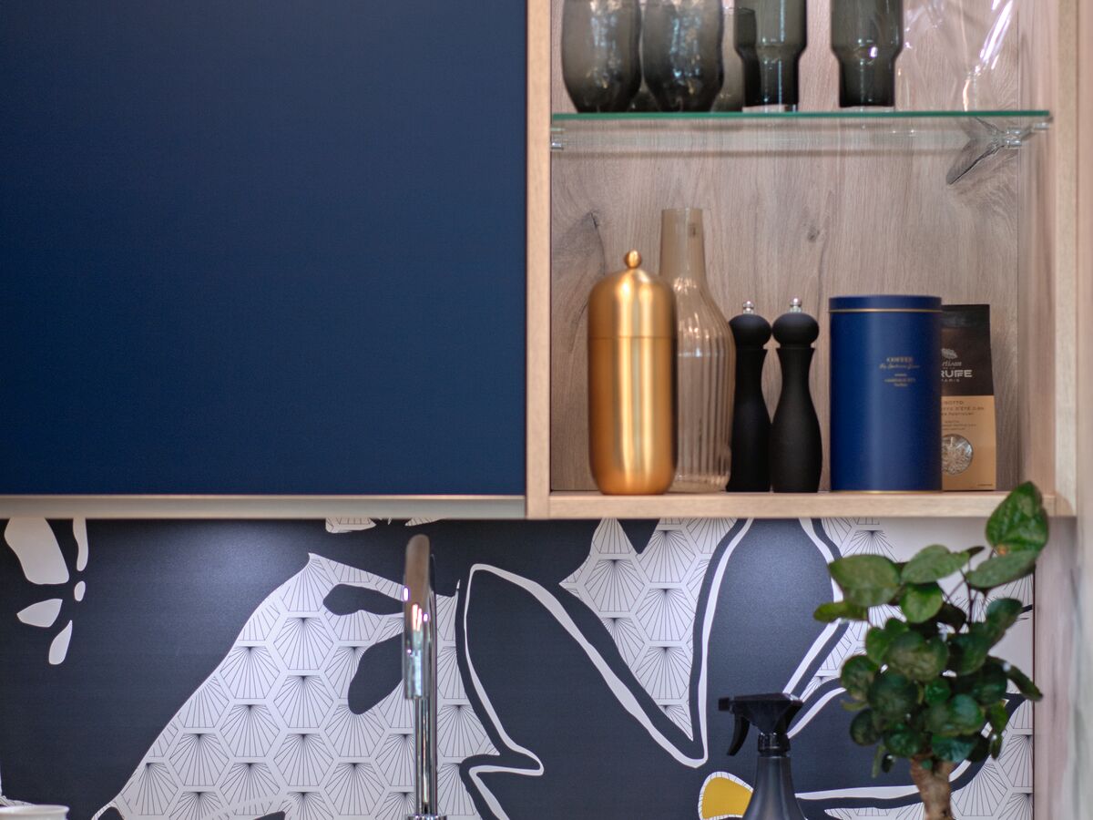 Petite cuisine ouverte bleue et blanche | Cuisinella